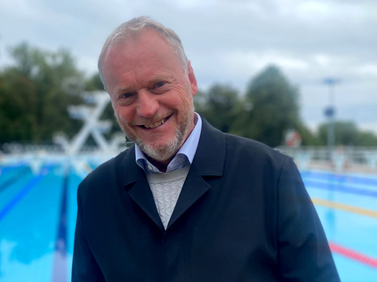 Raymond forsøker spille ridder, men er for tjukk til å passe inn i ...